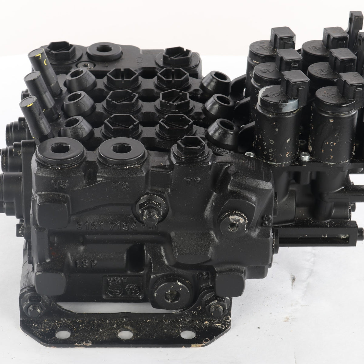 PARKER ­-­ L90LS-03-SE10-047 ­-­ THREE SPOOL HYDRAULIC CONTROL VALVE ...